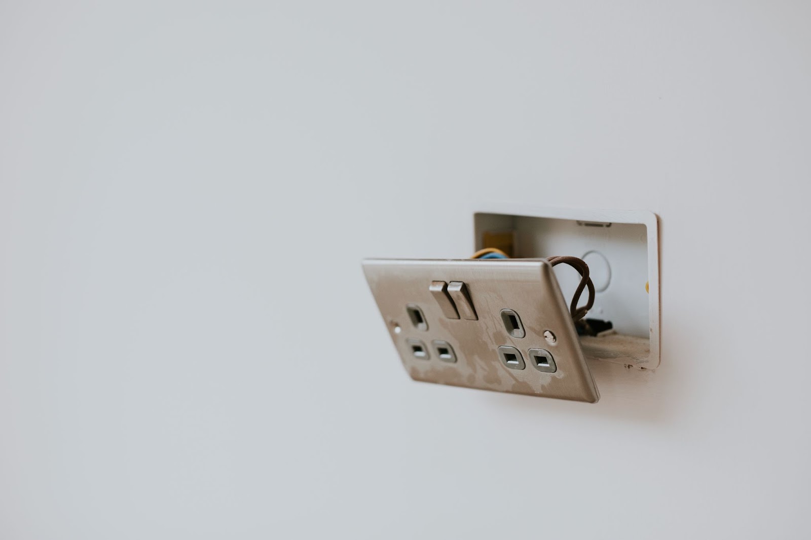 How to Find a Electrical Short in a House: Detecting